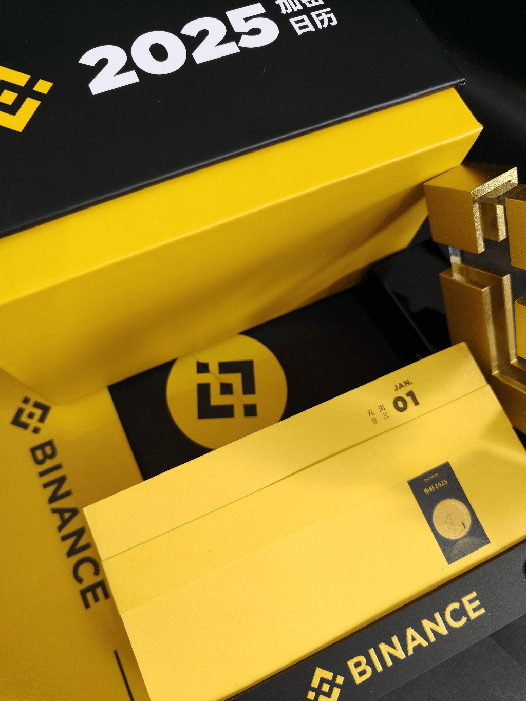 📆Received a 2025 calendar, and added a Binance desktop orna | Eric SJ ...